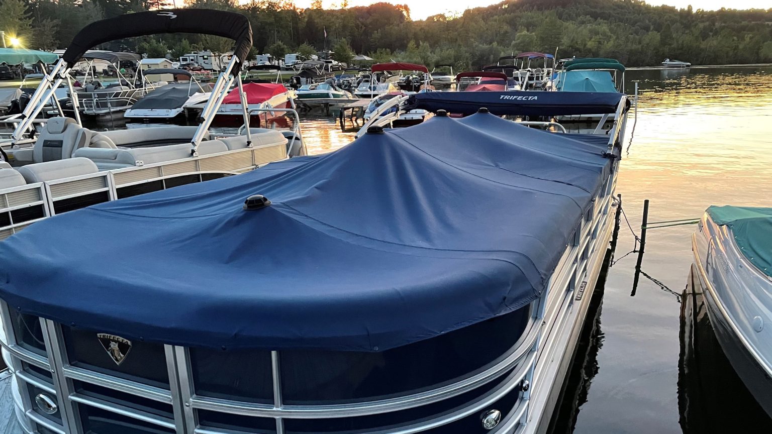 How To Drive a Pontoon Boat (Simple Guide) – Project Boating